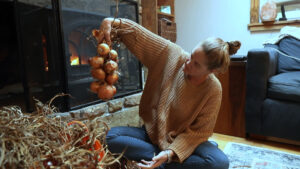 How to Braid Garlic and Onions - Abundant Permaculture
