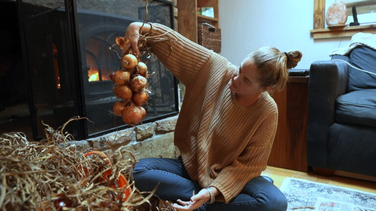 How to Braid Garlic and Onions - Abundant Permaculture